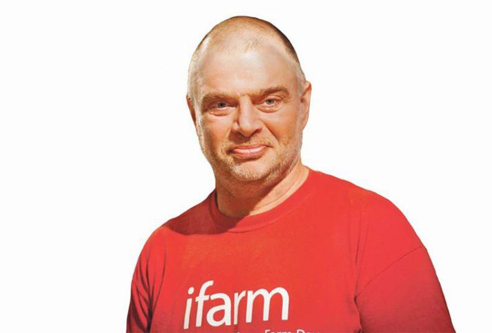 L’allevatore di suini che lancia la carne ai clienti attraverso i ...