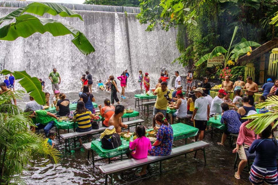 Labasin Waterfalls: l’unico ristorante del mondo ai piedi di una ...