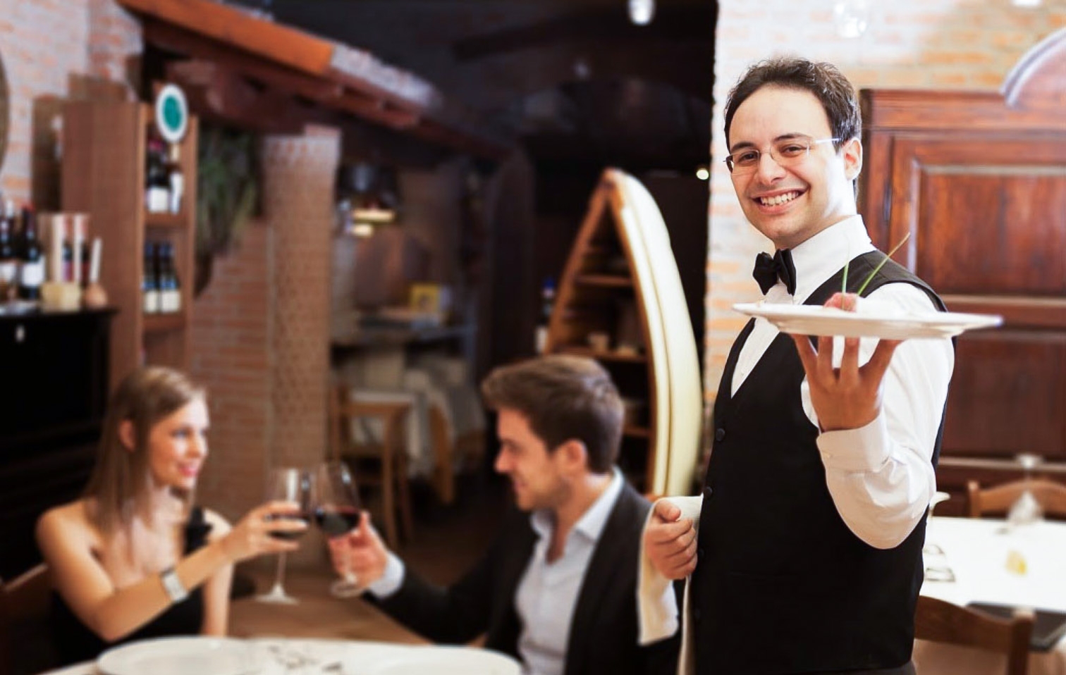 Svizzera, i camerieri pagati più dei manager: 17.000 € al mese. Ecco il ...