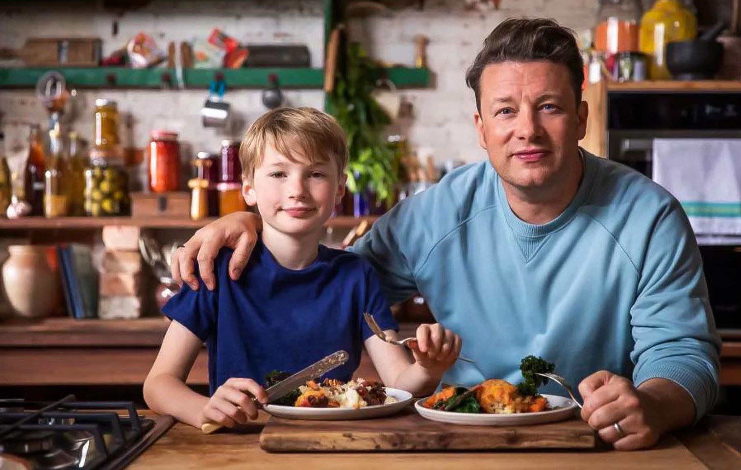 Jamie Oliver fa condurre un programma al figlio di 12 anni: baby chef ...