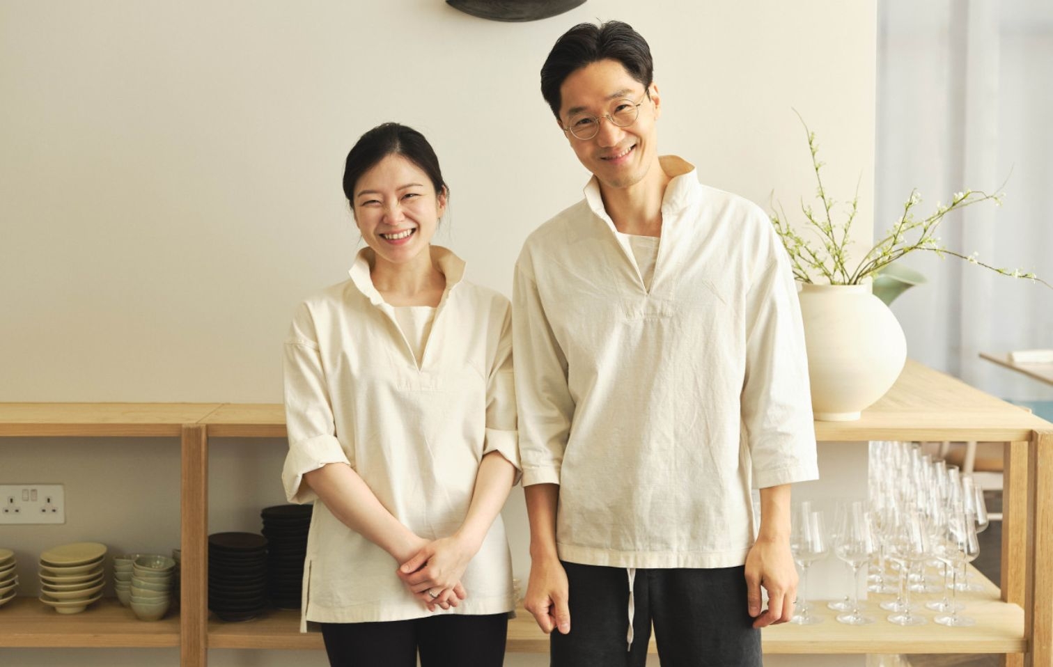 Sollip, new couple-revelation in London: here are the two Korean chefs ...