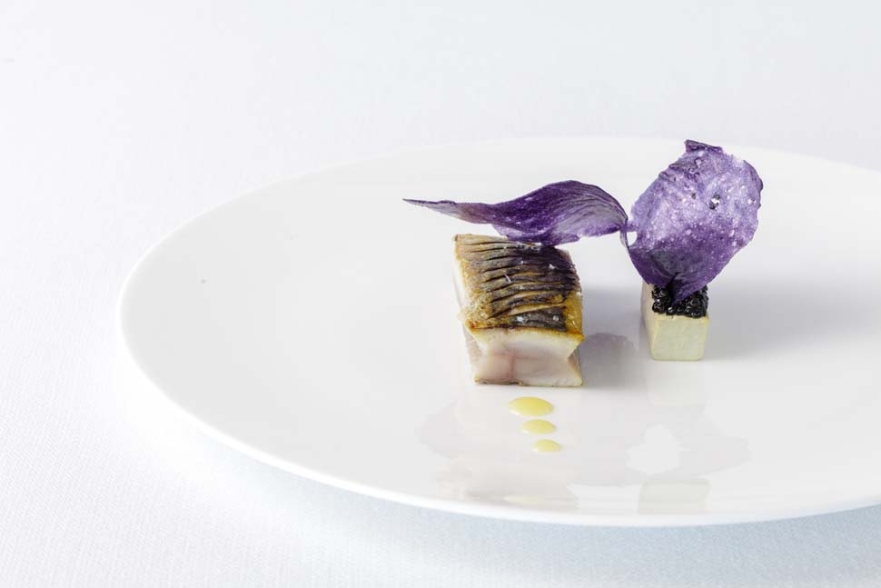 Sgombro al caffè, lumache, mela cotogna e caviale | Valentino ...